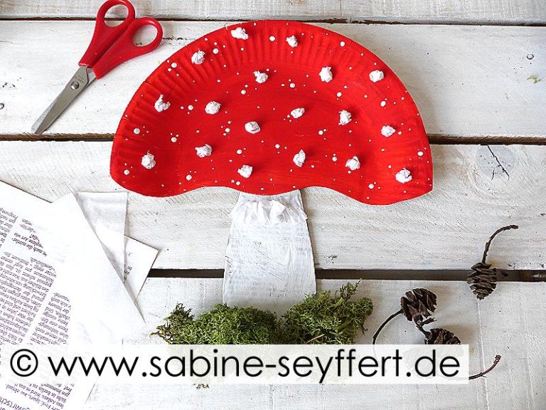 Basteln mit Kindern im Herbst: DIY Fliegenpilz aus Pappteller und Pappe ...